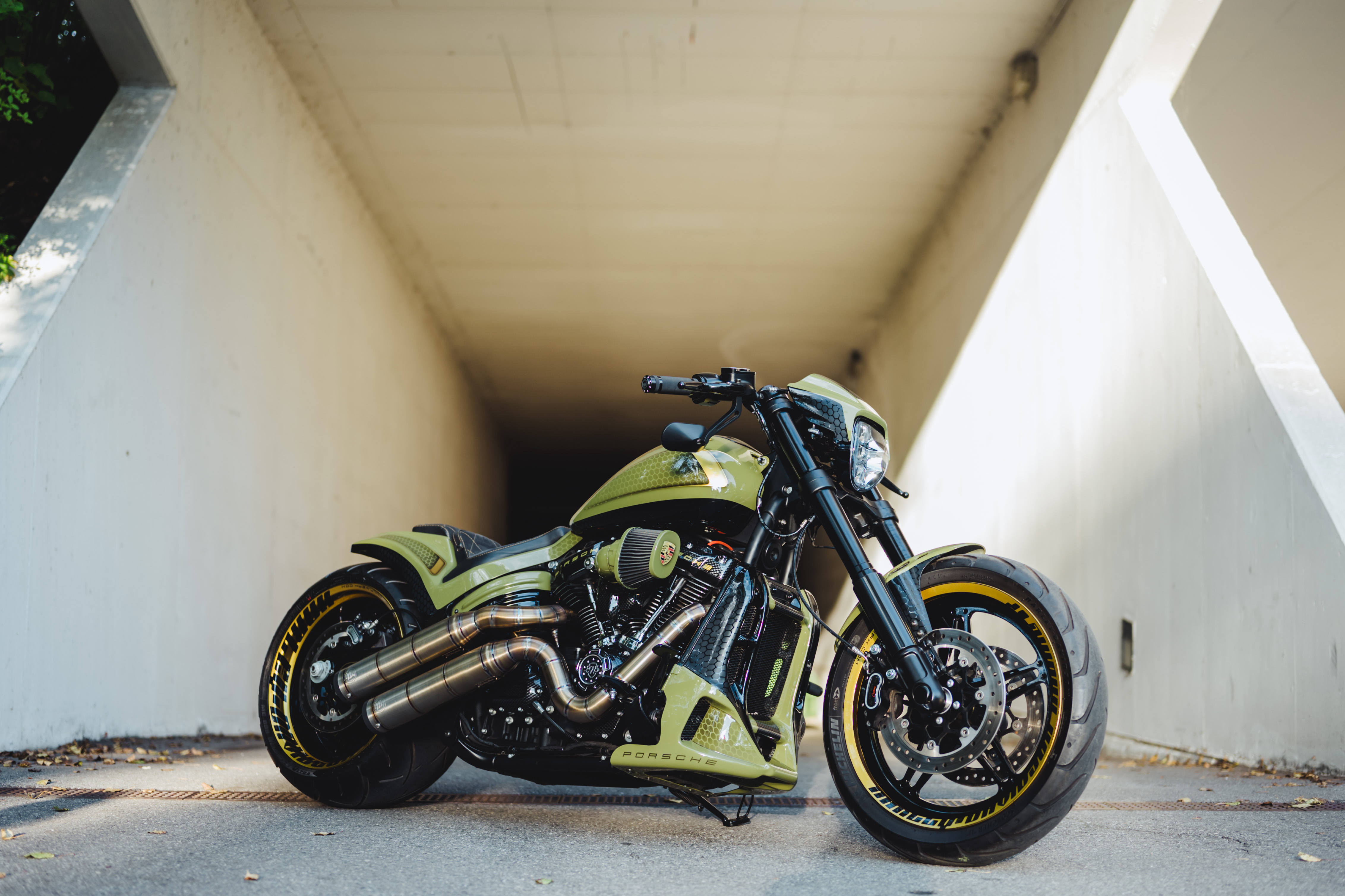 FXDR 114 Porsche Look